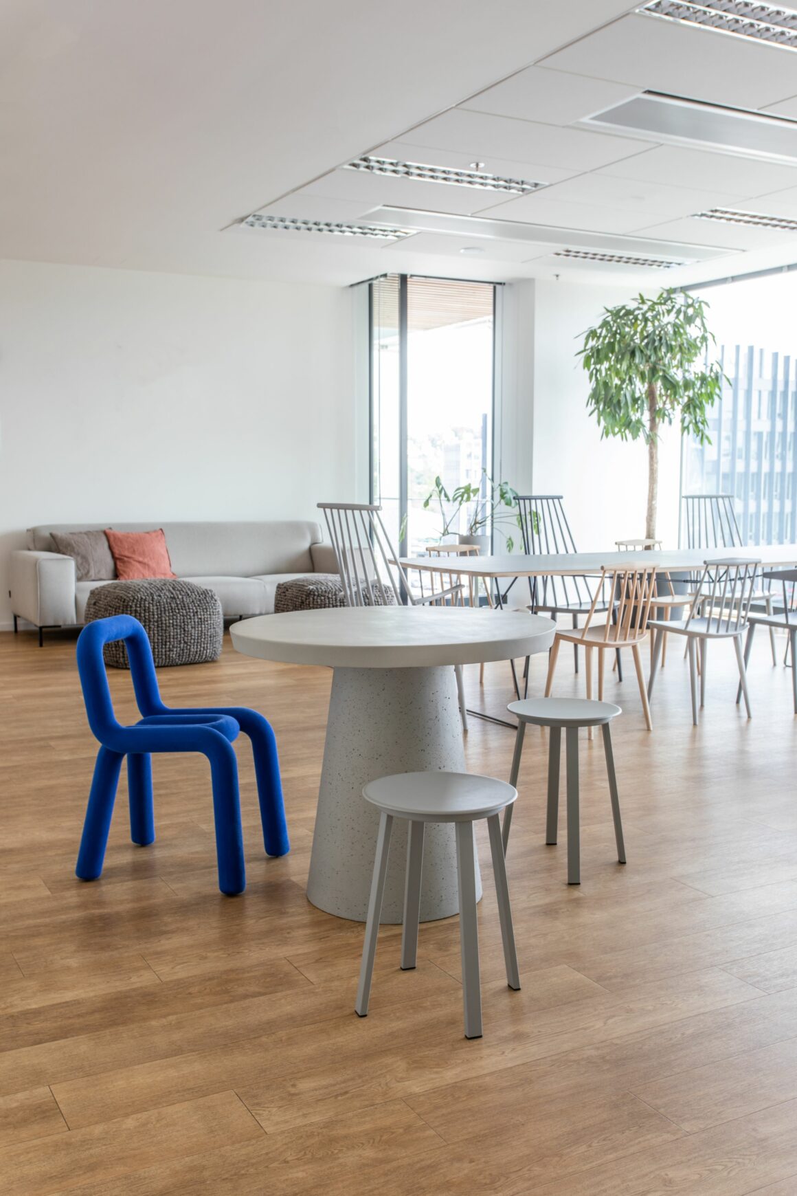 Infusing Warmth and Comfort into a 70-Employee Workspace - D5 MAG ...