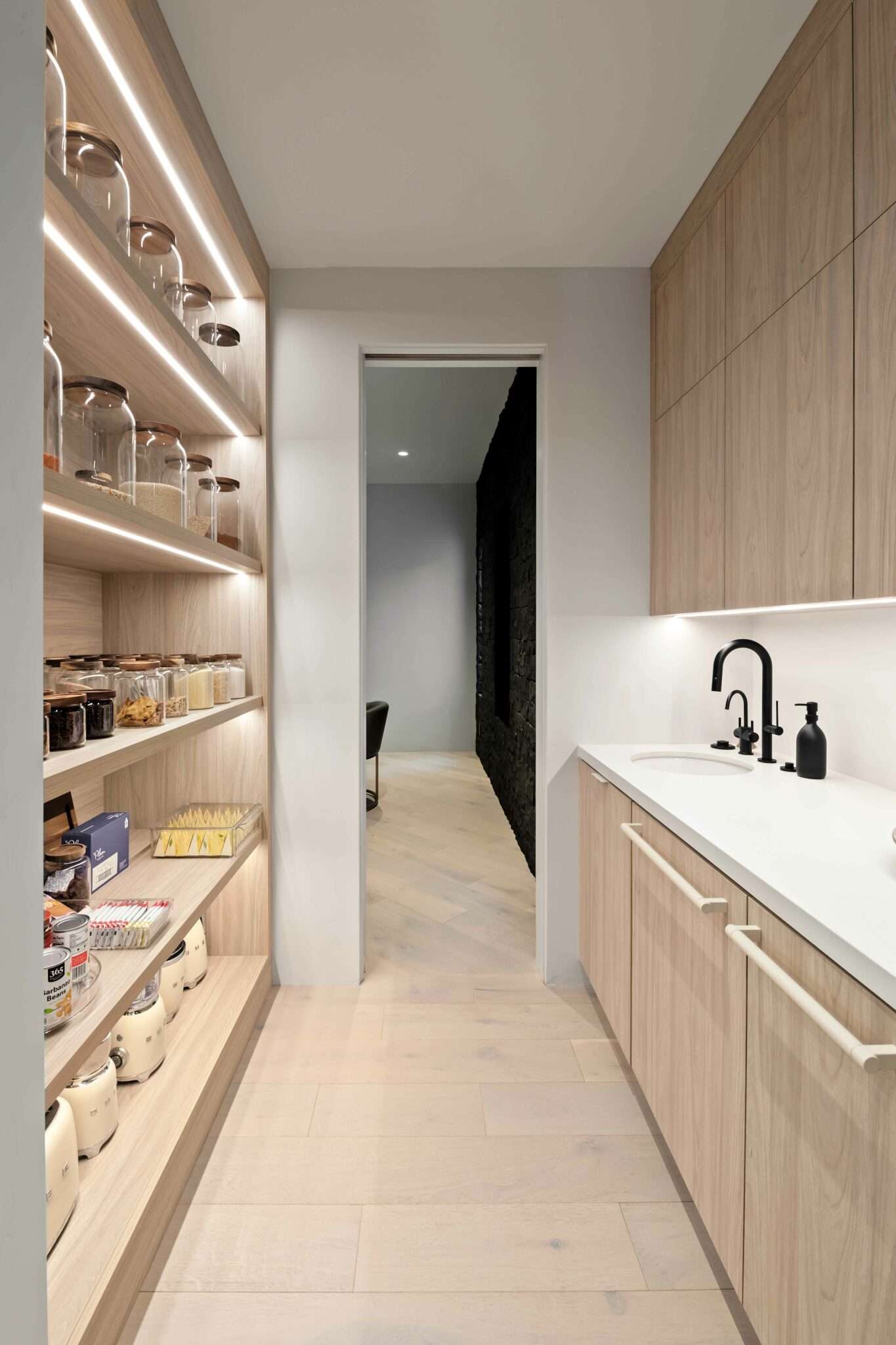 Inside the Chic Overhaul of a Classic Kitchen for Maximum Space and ...