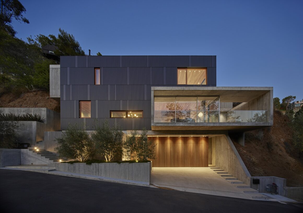 Architectural Concrete and a Glass Atrium Define This Hollywood Hills ...
