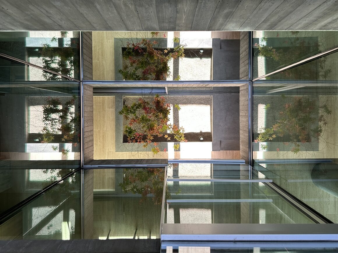 Architectural Concrete and a Glass Atrium Define This Hollywood Hills ...