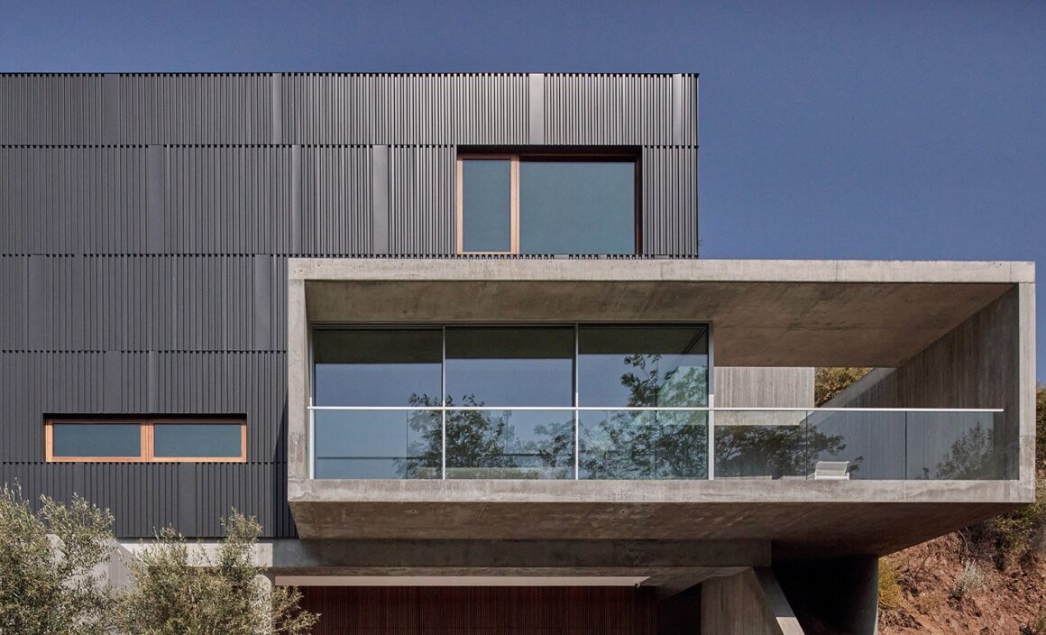 Architectural Concrete and a Glass Atrium Define This Hollywood Hills ...