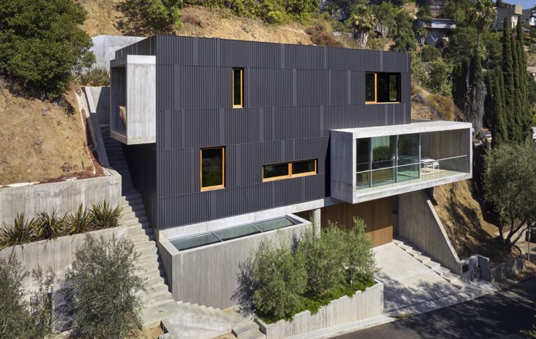 Architectural Concrete and a Glass Atrium Define This Hollywood Hills ...