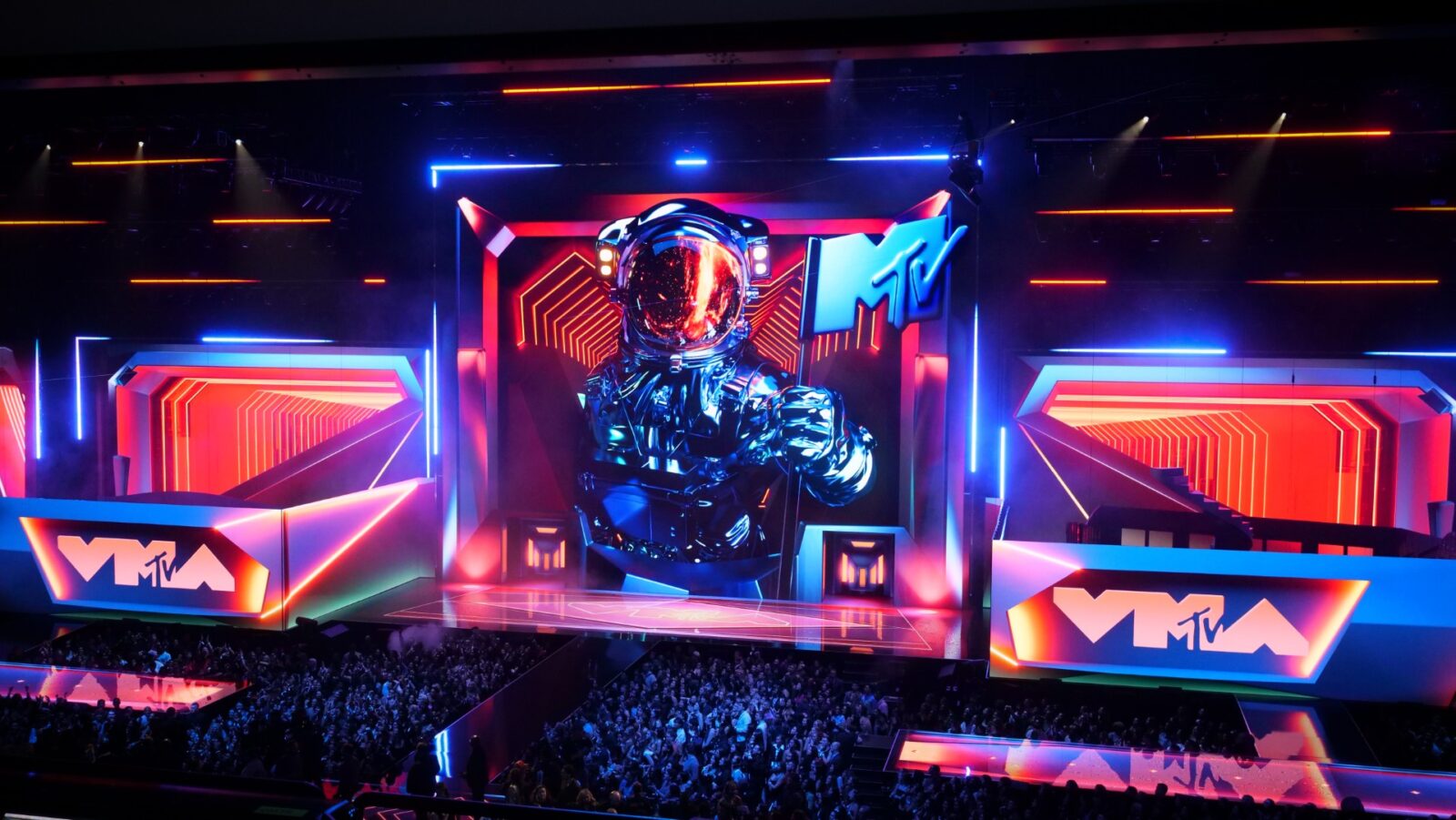 The Moon Person Comes Alive With Anamorphic Magic at MTV VMAs 2025 - D5 ...