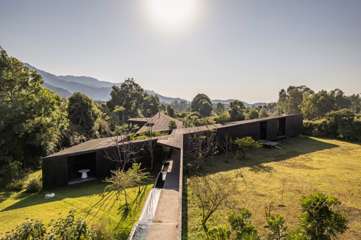 House in Valle de Bravo Designed as a Sequence of Spaces and Outdoor ...